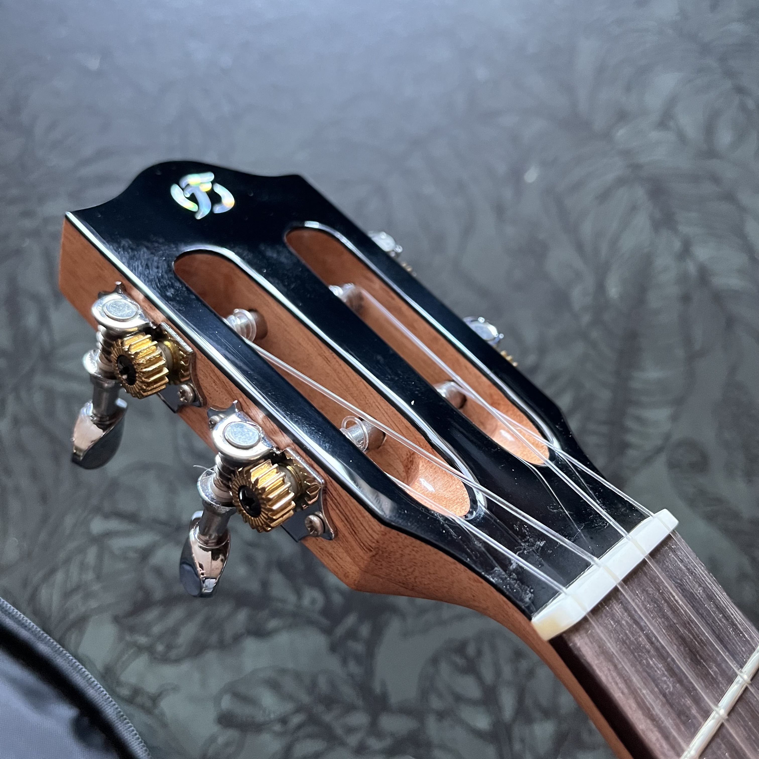 Iris Tenor Calantas Ukulele - Natural